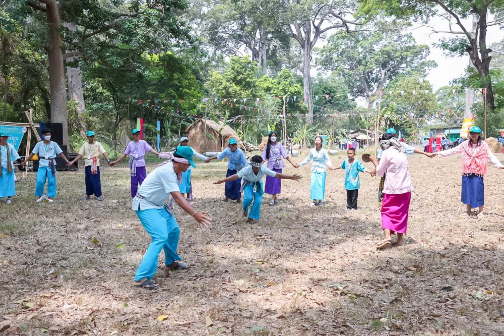 Reav Bong Korng or Finding Shrimp Game - IntoCambodia.org
