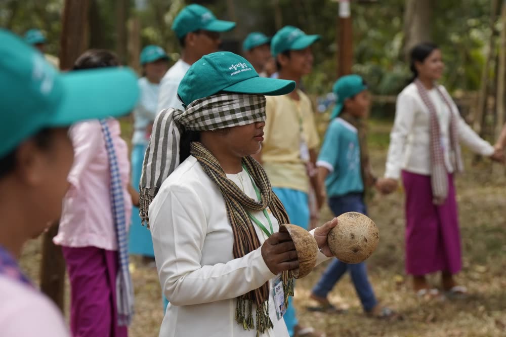 Reav Bong Korng or Finding Shrimp Game - IntoCambodia.org