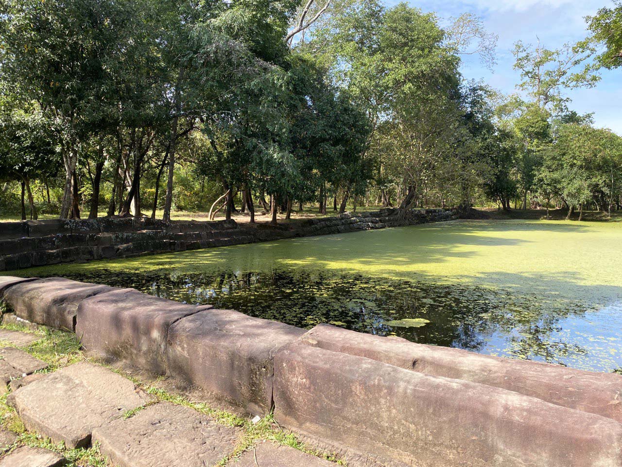 Royal Palace and Andaung Preng Pond (ស្រះអណ្តូងប្រេង) - IntoCambodia.org