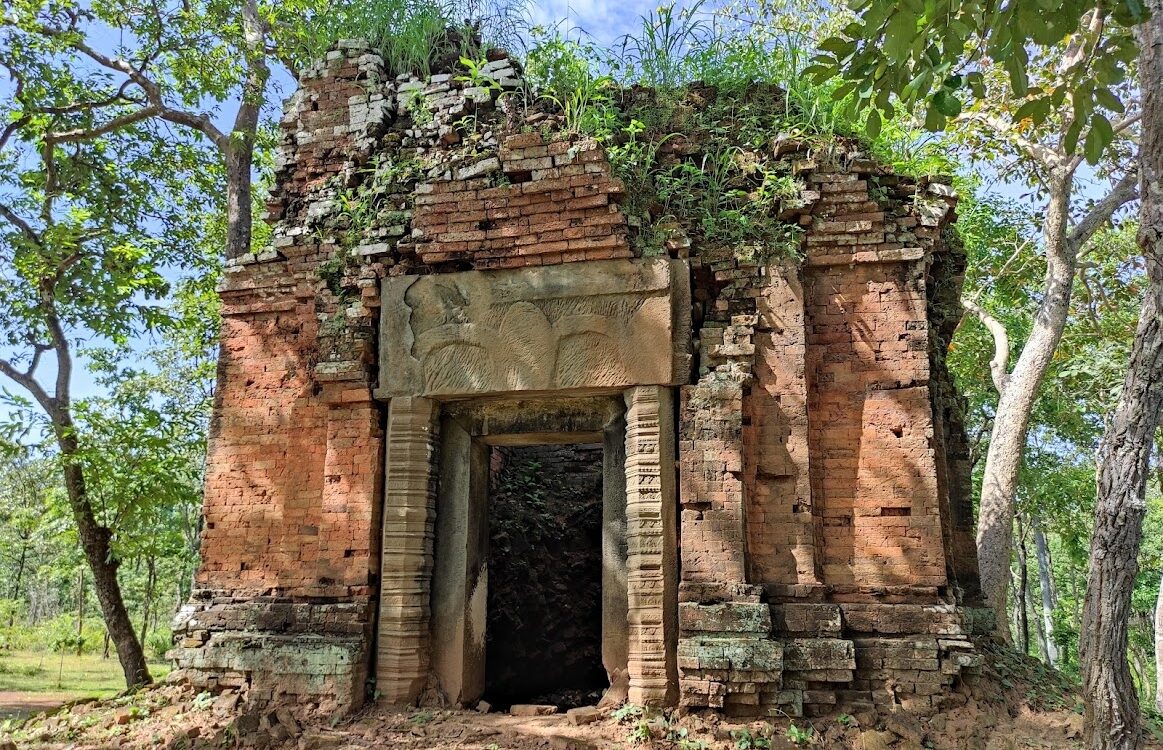 Aob Neang Temple or Kraham Temple (ប្រាសាទឱបនាង) - IntoCambodia.org