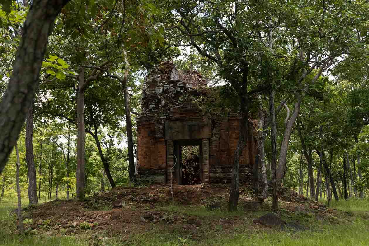 Aob Neang Temple or Kraham Temple (ប្រាសាទឱបនាង) - IntoCambodia.org