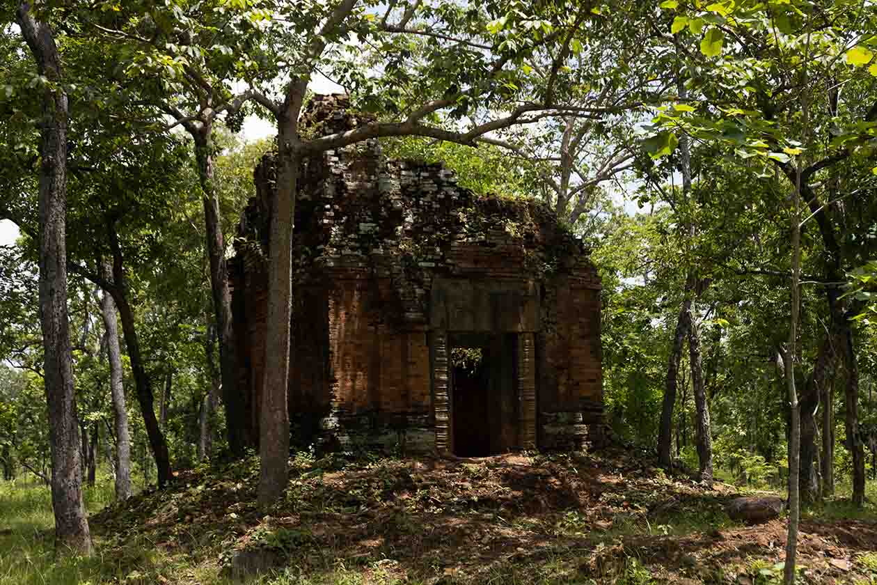 Aob Neang Temple or Kraham Temple (ប្រាសាទឱបនាង) - IntoCambodia.org